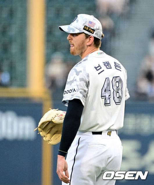 어깨 아파서 자진 강판…두산 15억 재계약 외인, 결국 1군 말소→25일 2차 진료 받는다