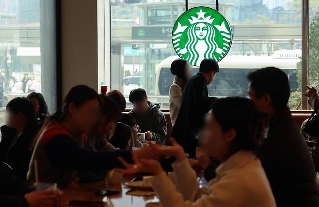불황에도 커피전문점 결제금액 13 ↑커피 먹고 버티나