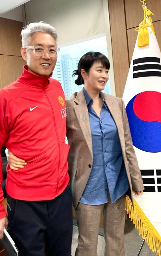 김혜수 9살 연하 정성일과 커플 케미 고급스럽고 지적인 로우 번 헤어스타일 뷰티는 내운명