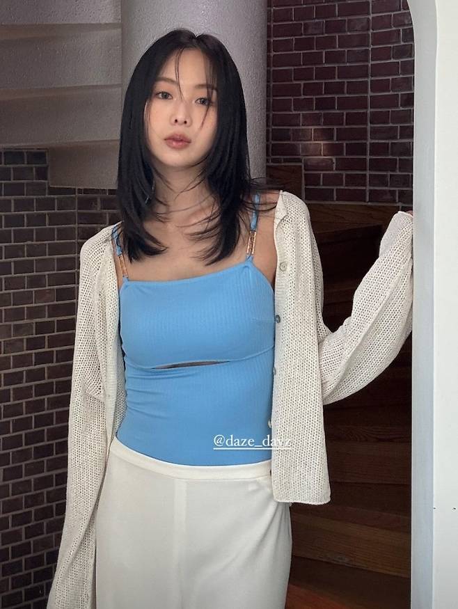 금새록 가슴 절개 수영복 입고 은근한 섹시美 반전 글래머