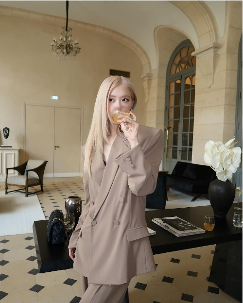 ‘블핑 로제 플래티넘 블론드 헤어로 파리를 빛내다 안담 어워즈 심사위원 포스