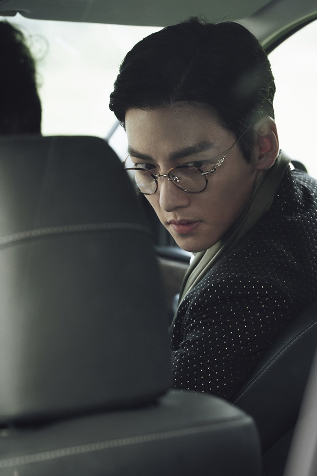 지창욱 향수 뿌린 미친 개로 역대급 변신‥ 병들어 있는 황제”리볼버