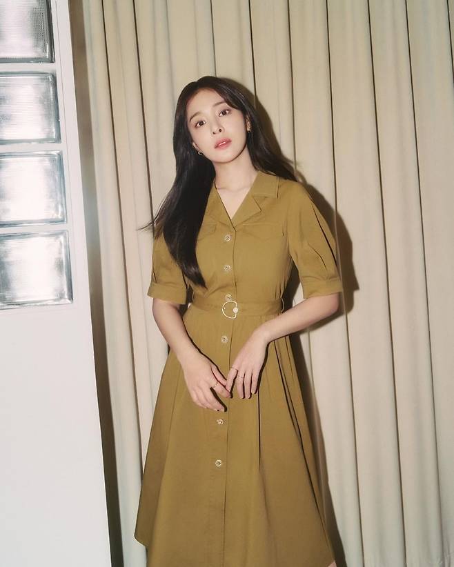 설인아 올 여름 유행 단아한 카라 원피스 화보 사진 공개 라이프업