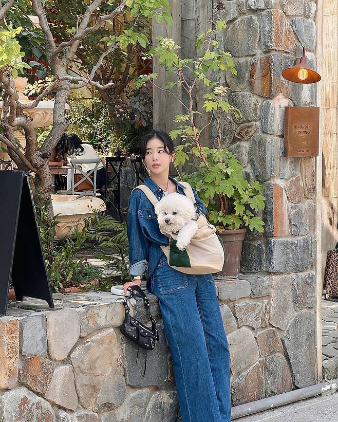 기은세 청자켓과 청바지 입고 청청패션으로 반려견과 외출 라이프 뉴세이