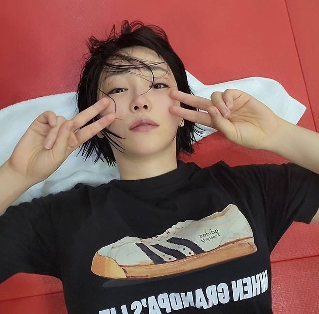 이유리 44세 맞아 놀라워 앳된 얼굴 비결은 운동 시크한 조거팬츠 스포츠룩 스타와 패션