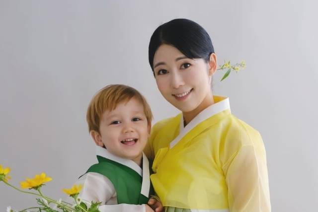 비혼모 사유리 금발 子 젠 언제 이렇게 컸나한복 입고 가족사진 찰칵