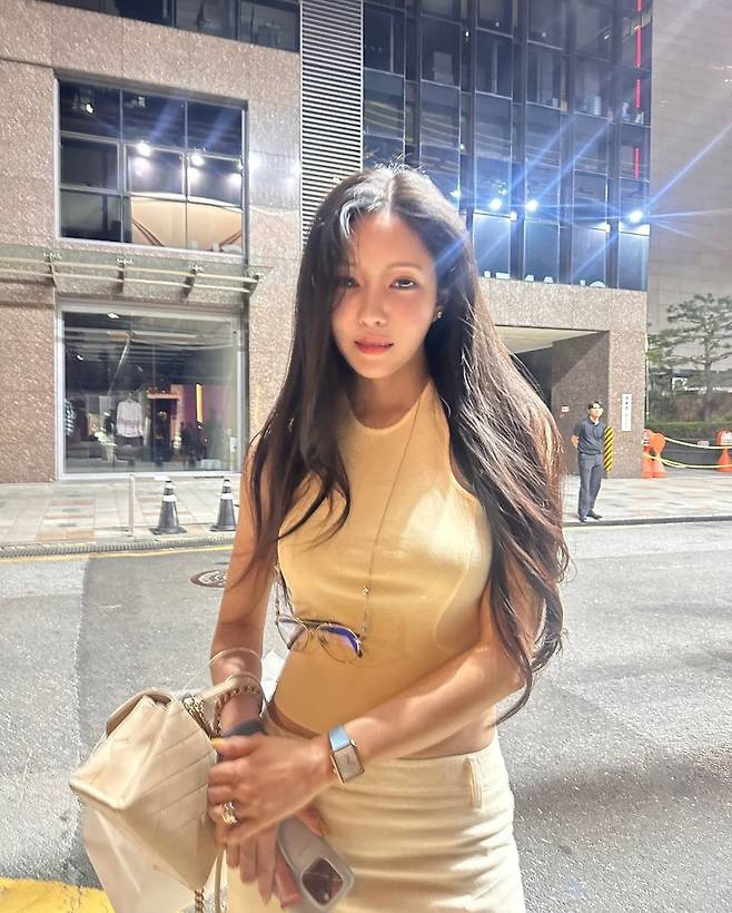 효민 주류 사업가 변신에도 아이돌 미모 여전 긴 머리 웨이브 여신 머리 스타일링 뷰티는 내운명