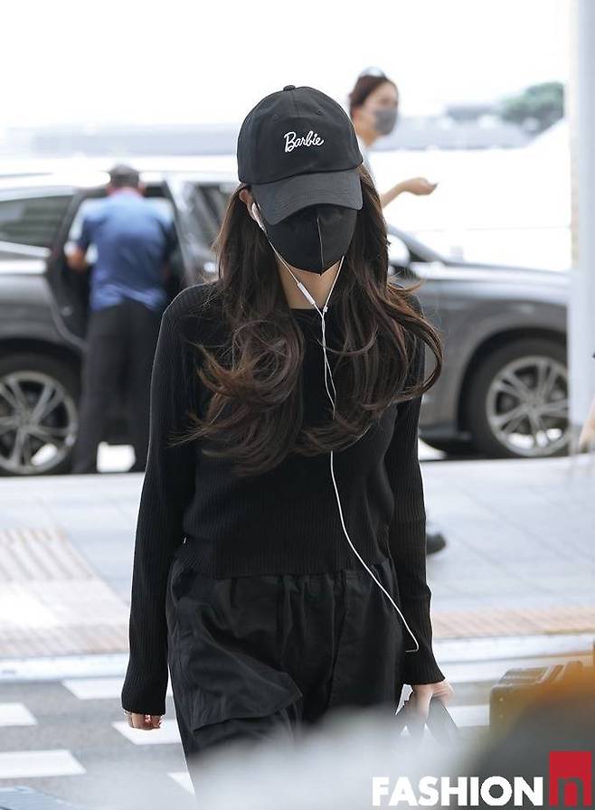 박민영 꽁꽁 가려도 튀는 미모 머리부터 발끝까지 올블랙 공항룩 패션엔