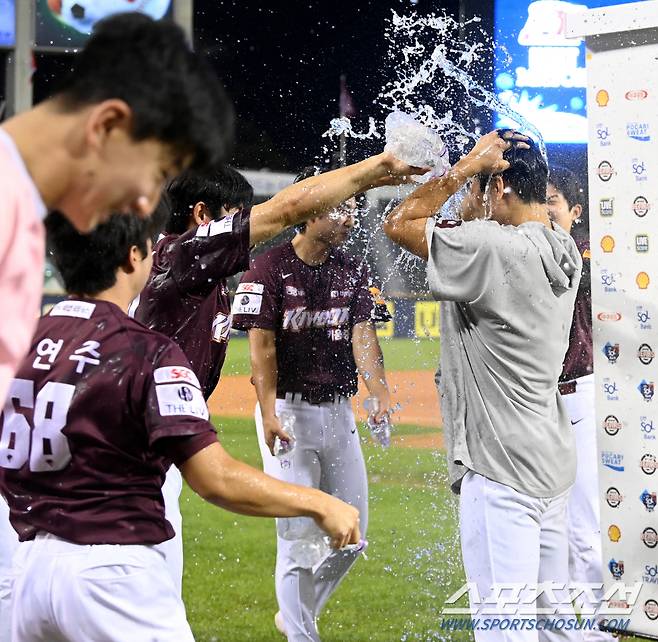 시원한 물세례에 수건 서비스까지 완벽 데뷔 첫 승 거둔 박찬호 조카 축하한 키움 투수들