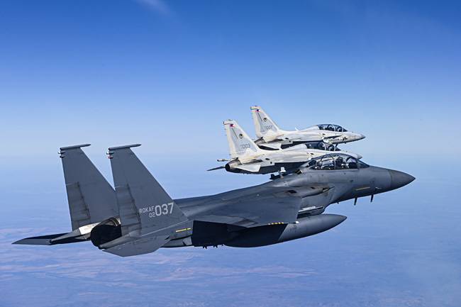 공군 F-15K, 호주 상공서 필리핀 공군 한국산 FA-50PH와 우정 비행
