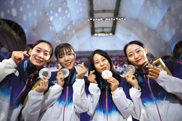 ‘女펜저스 올림픽 첫 단체전 메달