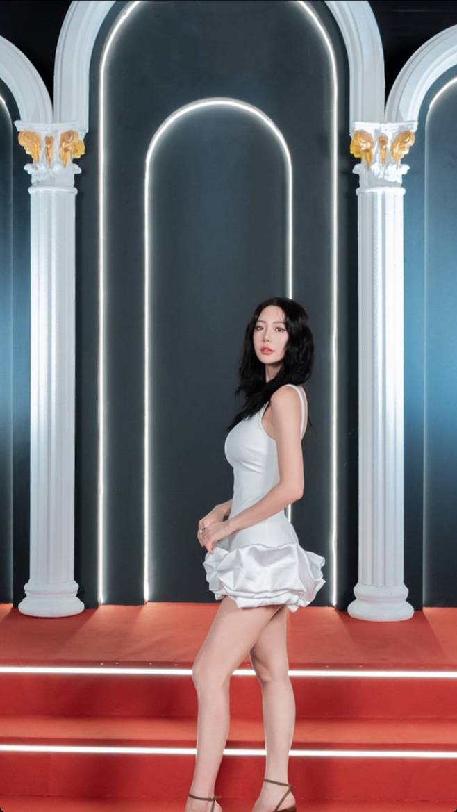 클라라 포즈 잡으니 마네킹 완성 8등신 인형 비율 뽐낸 미니드레스룩 스타와 패션