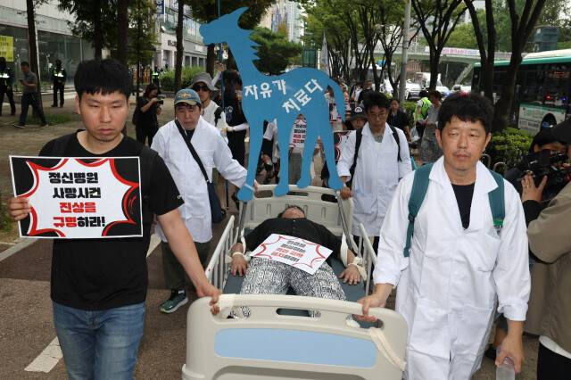 단독 정신병원 격리실서 환자 짓누른 보호사병원이 고발했다