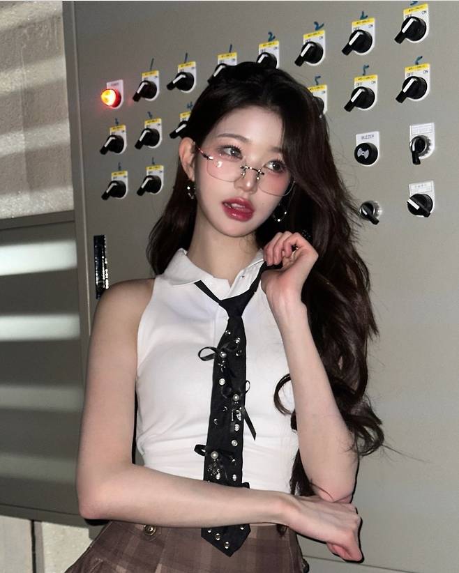 장원영 블랙 타이와 안경 포인트 긱시크도 완벽한 요정 미모 스타와 패션
