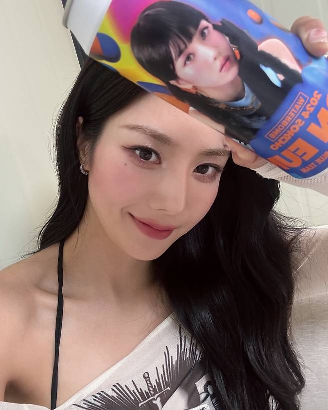 권은비 오프숄더에 미니스커트 입고 완벽한 몸매 뽐내는 썸머퀸 해피니스