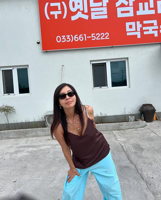황신혜 60대 맞아 탱크톱에 진주목걸이 걸고 힙스터 패션 스타픽
