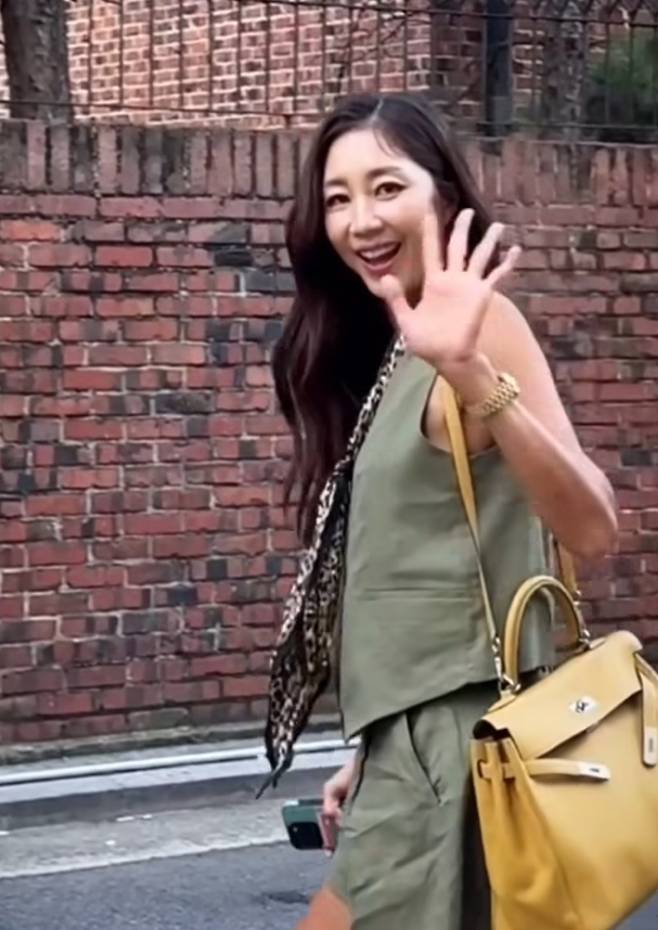 애셋맘 전미라 늘씬한 기럭지 돋보이는 고급美 우아한 롱 웨이브 헤어스타일 뷰티는 내운명