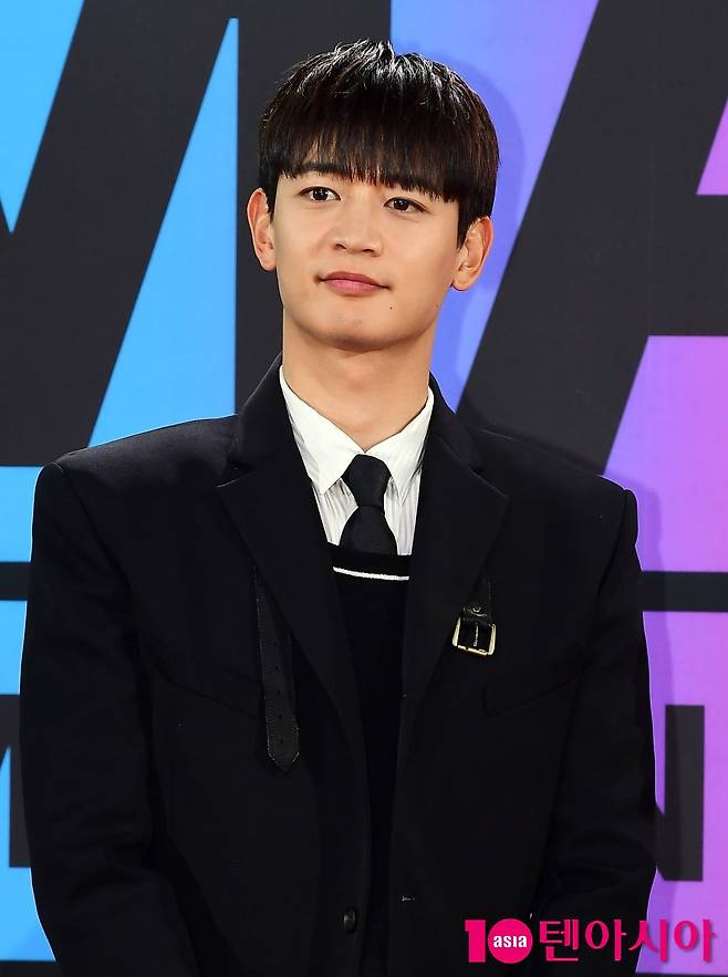 34세 샤이니 민호 낮엔 마트 보안요원·밤엔 태권도 사범으로 수익 증대 가족x멜로
