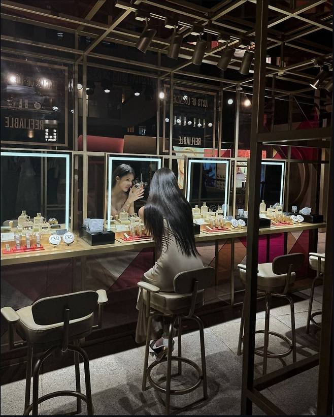 효민 상하이 발렌티노가 들썩 눈부시게 화려한 미모 뽐낸 딱붙핏 원피스룩 뷰티는 내운명