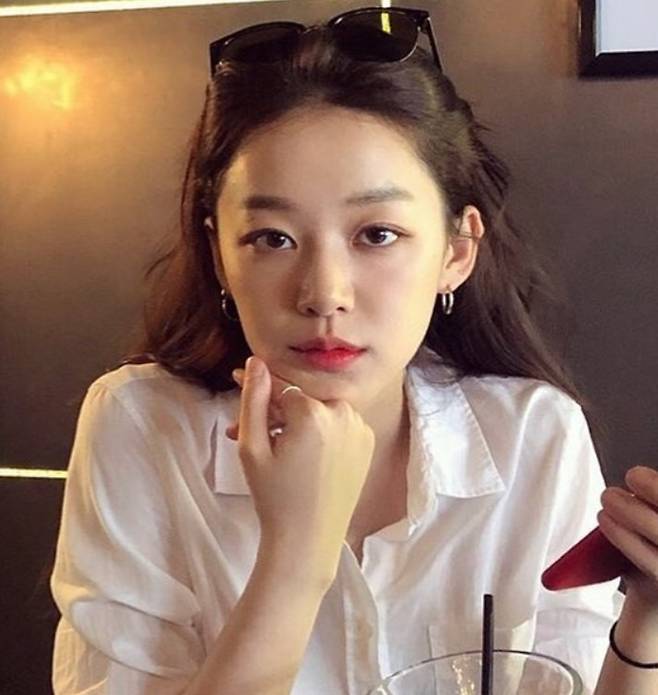 12살 연상 남자배우와 열애 인정한 韓파일럿 맥스무비