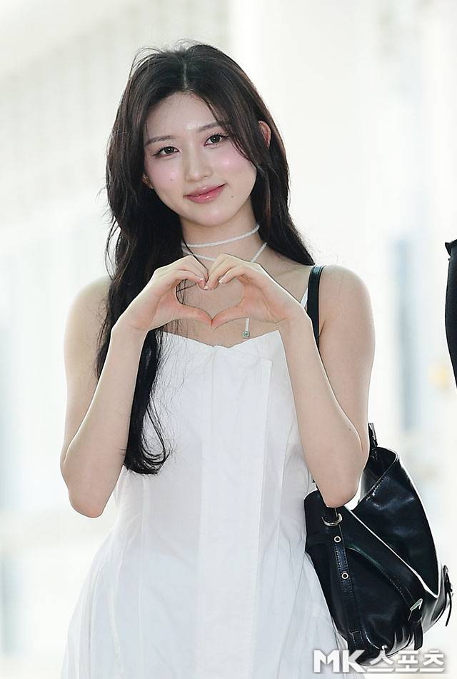 아이브 가을 ‘러블리 손하트’ [MK포토]