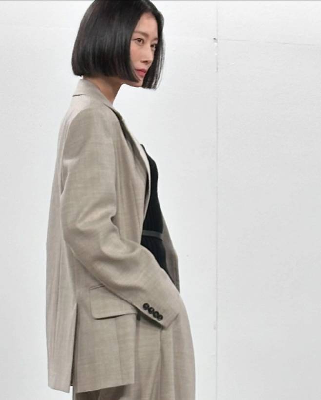 이현이 트위스으 오프숄더 니트와 청바지 입고 칼단발로 외출 라이프업