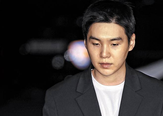 국내팬 슈가 탈퇴해야” 해외팬 너무 가혹” 두 동강 난 ‘아미