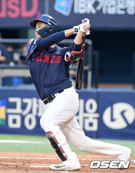 롯데 5강 희망 끝날 뻔 했는데…아찔했던 손호영 149km 손등 사구, 천만다행으로 단순 타박상