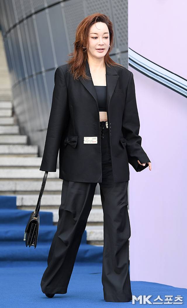 김혜은 51세 맞아 올백머리로 시크한 센언니 단추 푼 재킷과 크롭탑 셋업 패션 뷰티는 내운명