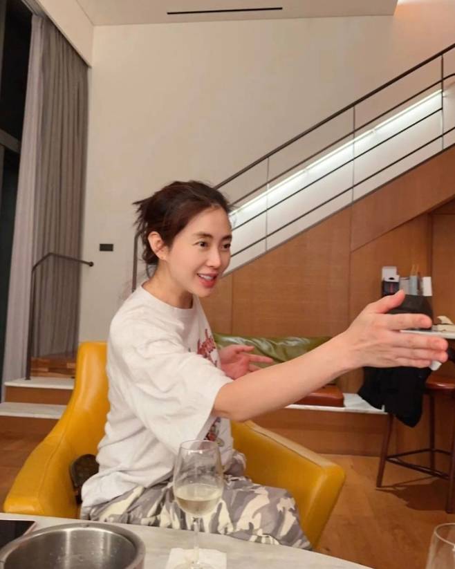 송윤아 51세 맞아 흰 티에 카고 바지 입고 깜짝 놀랄 20대 동안 미모 스타와 패션
