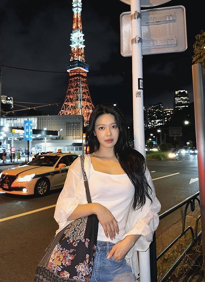 소녀시대 수영 일본 도쿄 밤에 흠뻑 탱크톱에 툭 걸친 셔츠 힙한 밤 산책룩 패션엔