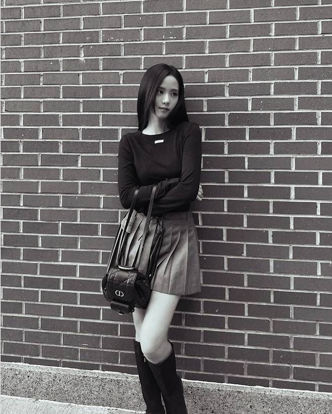 지수 디올백 들고 일상이 화보 청순한 비주얼로 사로잡는 미니스커트룩 뷰티는 내운명