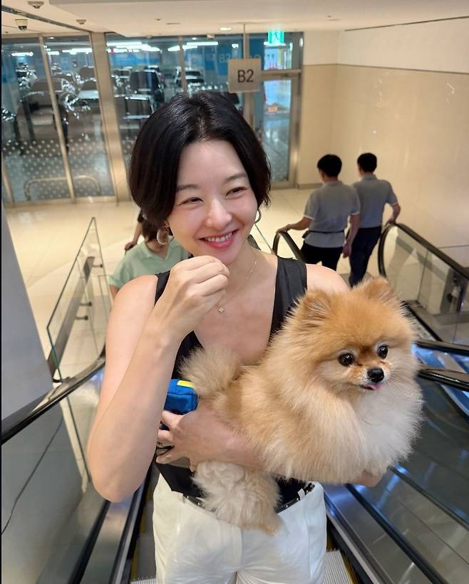 송선미 민소매 딸랑 입고 반려견과 사랑스러운 외출 뷰티는 내운명
