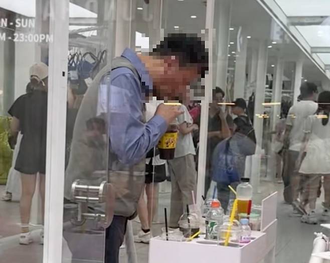 음료보관대 남의 음료를 벌컥벌컥나라 망신 경악
