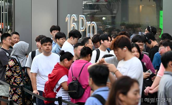 여기가 서울이야 동남아야” 낯선 풍경삼성 텃밭서 아이폰 ‘오픈런 난리