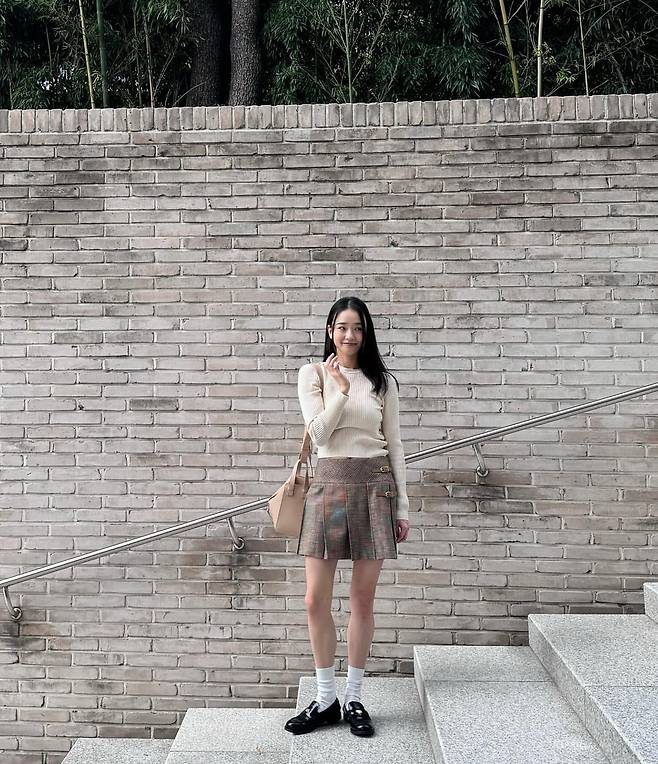 손연재 애엄마 맞아 미니스커트에 로퍼 신고 소녀패션 스타픽