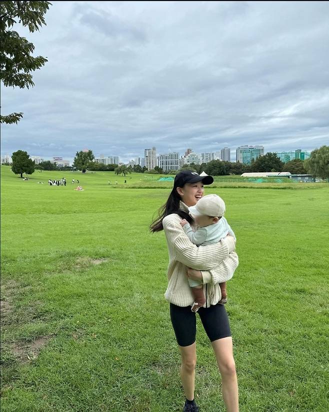 손연재 아가랑 매일 놀래 집업과 쇼츠가 찰떡 에너제틱한 초보 엄마 스타와 패션