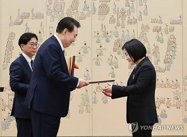 윤석열 대통령 이은애 전 헌법재판관에 훈장 수여