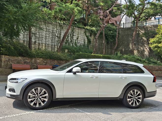 "왜건, 못 생겼다고?"…볼수록 매력적인 ‘스웨디시 프리미엄’ [시승기-볼보 V90CC]