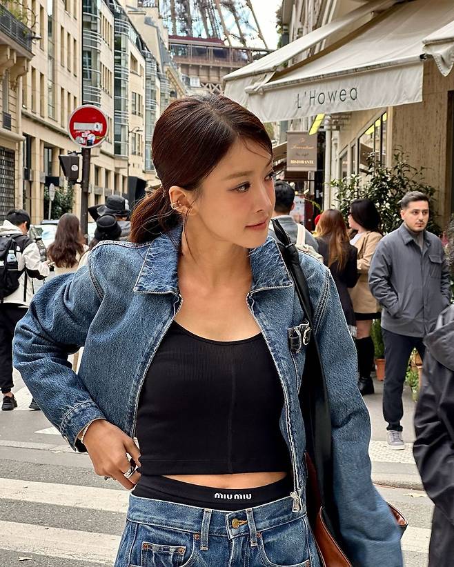 이시영 크롭티와 청자켓청바지 입고 날씬한 복근 자랑하며 파리여행 라이프업