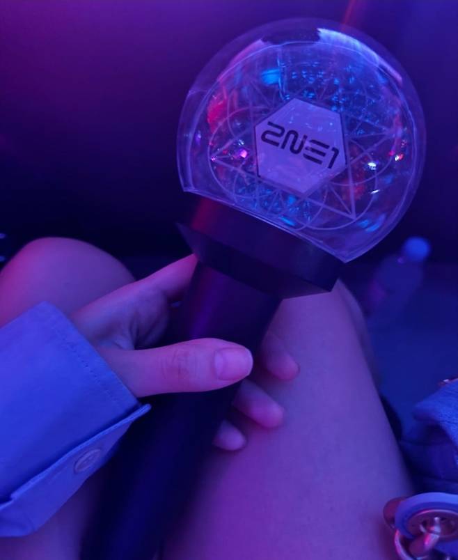 제니 가을 감성 가득한 프레피 룩 브라운 스웨터로 힙한 콘서트룩 뷰티는 내운명