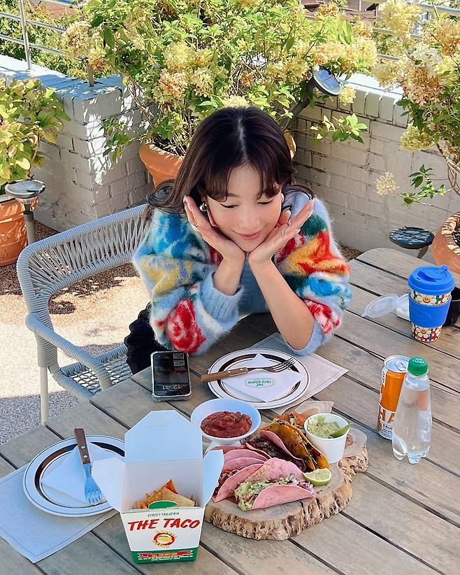 기은세 셔츠와 청바지 트렌치코트 입고 가을코디 라이프업