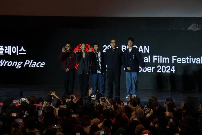 RM 다큐, 제29회 BIFF 밤 찢었다…글로벌 관객 사로잡은 특별한 청춘일지