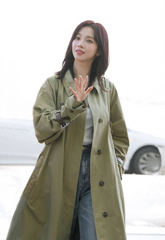 에스파 카리나 무심하게 툭 걸친 트렌치 코트룩 가을 만끽 스페인 출국 패션엔