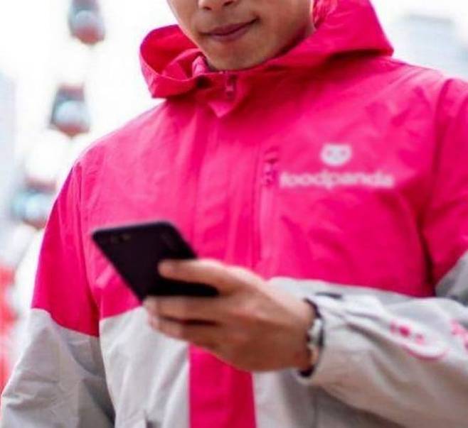 음식 배달 도중 5년 전 잃어버린 강아지와 우연히 재회한 배달원은 결국 애니멀 플래닛