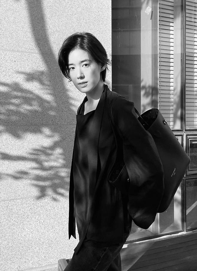정은채 그림자까지 멋진 숏컷 멋녀 툭 걸친 재킷 슬림 젠더리스룩 패션엔