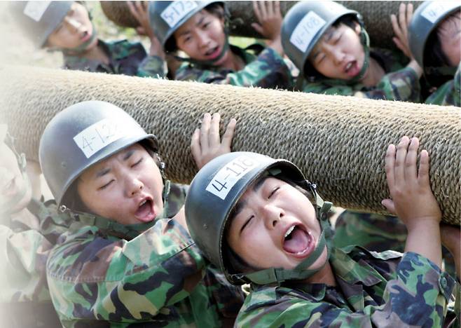 ‘병력 절벽에 軍 안팎 ‘女 복무 확대론 대두 연중기획 소멸위기 대한민국 미래전략 세우자