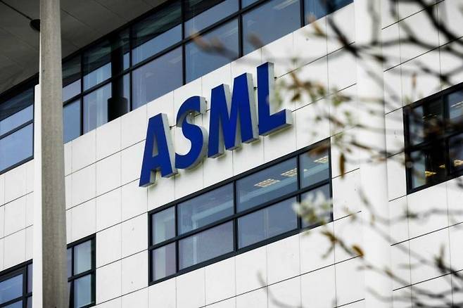中 수출 통제에 ASML '실적 쇼크'…파운드리 등에 영향 전망