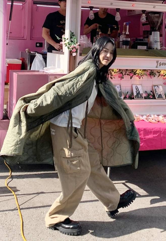 고현정 간식차에 폭풍 감사 촬영장의 잇걸 툭 걸친 퀼팅 코트룩 패션엔