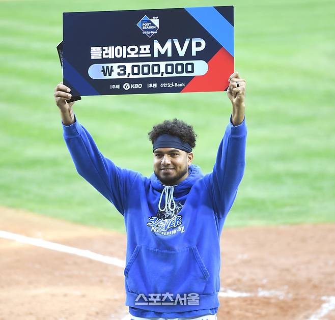 ‘2승 ERA 0.66’ 레예스, 미친 호투로 PO MVP 등극…“KS에서도 지금처럼!” [PO4]